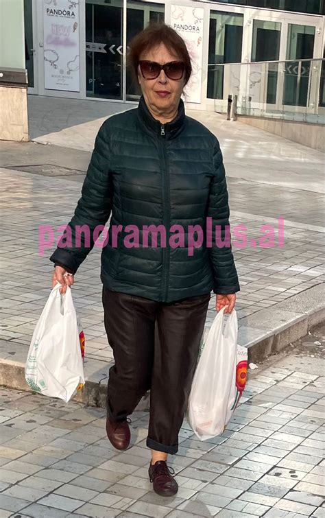 Fotot Nga Paparazzi Yllka Mujo Me Qese Në Duar Duke Bërë Pazar Si
