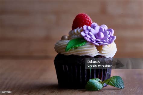 라즈베리와 수제 꽃과 잎으로 장식된 맛있는 초콜릿 컵케이크의 근접 촬영 꽃 식물에 대한 스톡 사진 및 기타 이미지 꽃 식물 달콤한 음식 라즈베리 Istock