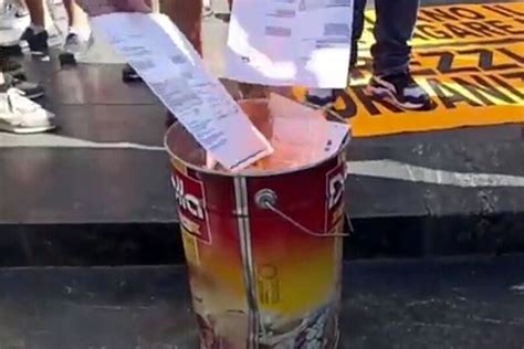 В Италии сжигают счета за электроэнергию из за повышения тарифов Газета Ru Новости