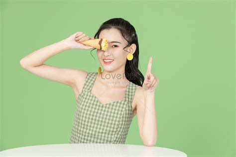 Sweet Beauty Sex Eating Ice Cream Picture And Hd Photos Free Download On Lovepik