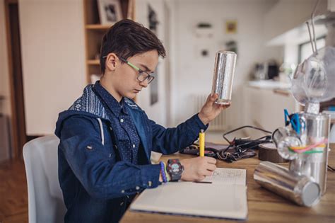 학교 프로젝트를 위한 물자를 재생 하는 작은 소년 만들기 로봇 장난감 Diy에 대한 스톡 사진 및 기타 이미지 Diy Stem 주제 건축하기 Istock