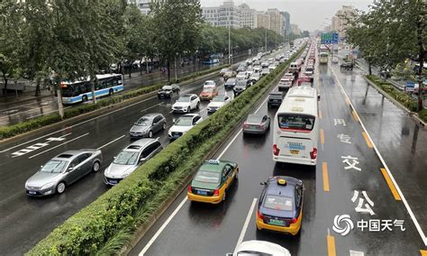 北京大部出现降雨道路湿滑 早高峰出行受影响 图片频道