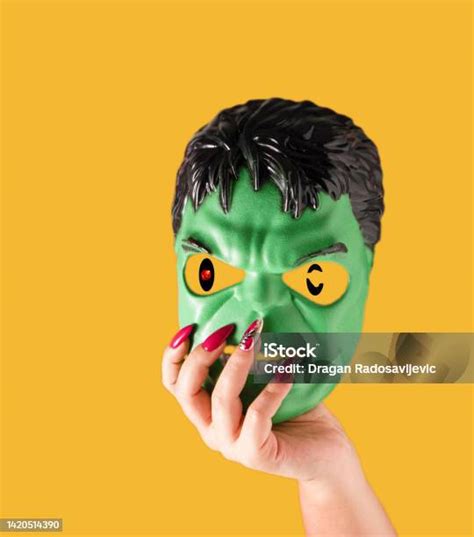 아름답게 칠해진 손톱을 가진 여성의 손 오싹한 배경에 유령 마스크를 들고 할로윈 개념 가장한 자만심 개념에 대한 스톡 사진 및 기타 이미지 Istock