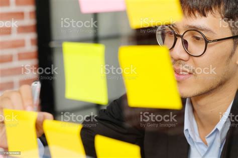 젊은 아시아 남자 사무실에서 스티커 메모에 쓰기 비즈니스 브레인 스토밍 창조적 인 아이디어 사무실 라이프 스타일 비즈니스 개념의 성공 건강관리와 의술에 대한 스톡 사진 및