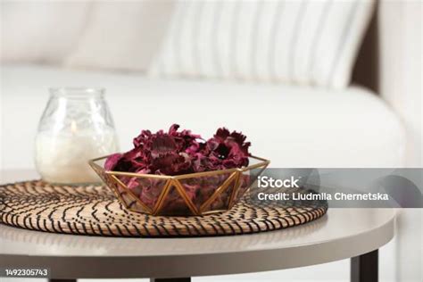 그릇에 담긴 말린 꽃과 실내의 하얀 테이블에 놓인 촛불의 향기로운 포푸리 포푸리에 대한 스톡 사진 및 기타 이미지 포푸리 실내 0명 Istock