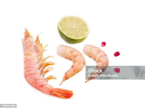 몇 가지 새우 석 회 및 석류의 몇 가지 열매 흰색 배경에 고립 0명에 대한 스톡 사진 및 기타 이미지 0명 갑각류 건강한 생활방식 Istock