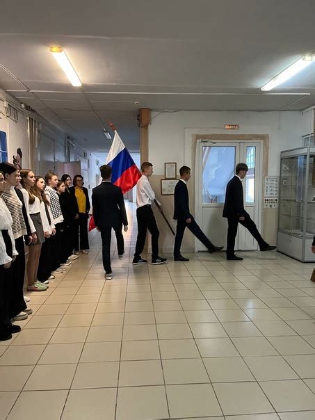 Каждый понедельник наше школьное утро начинается со сложившейся традиции торжественной