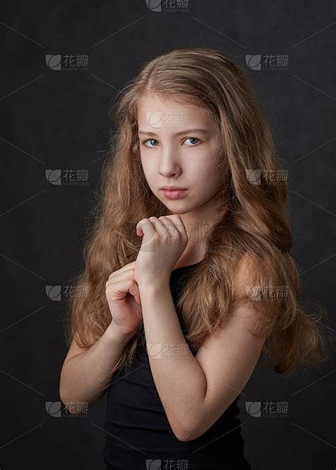 穿着黑色上衣的年轻女孩