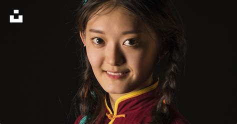 빨간색과 노란색 드레스를 입은 어린 소녀 사진 Unsplash의 무료 행복한 이미지