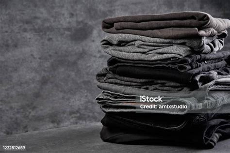 검은 회색 배경 클로즈업에 고립 깔끔하게 접힌 어두운 옷의 스택 0명에 대한 스톡 사진 및 기타 이미지 0명 가을 가정 생활 Istock