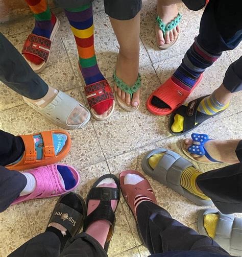 پوشش عجیب متفاوت چند دختر دانش‌آموز مدرسه ای عکس باورنکردنی