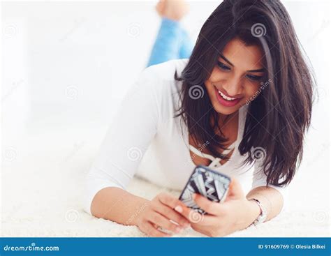 Bella Ragazza Indiana Che Pratica Il Surfing Il Web Tramite Il Dispositivo Mobile Immagine