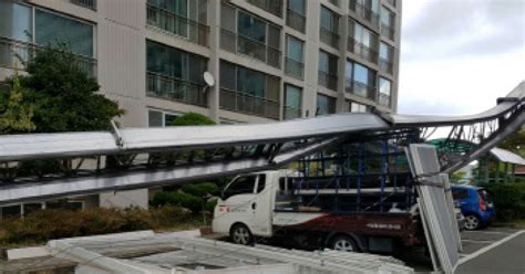 고가사다리차 쓰러져 아파트 유리창 박살·차량 파손