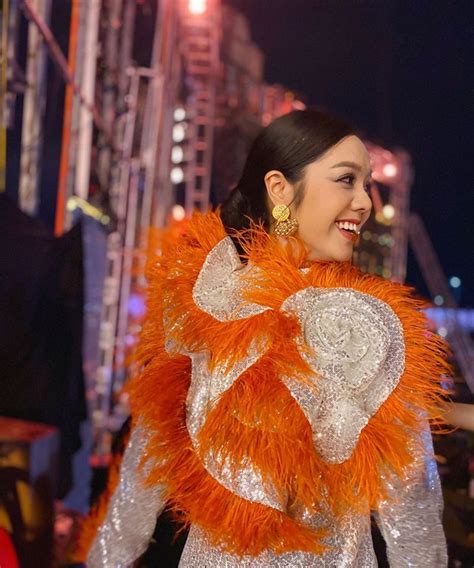 អ្នកណាខ្លះហ៊ានធ្វើដូច សក់ម៉ូតថ្មី សុខ ស្រីនាង លេងយកផ្កា ច្នៃជាម៉ូត យ៉ាងប្លែកសាហាវ Khmerload