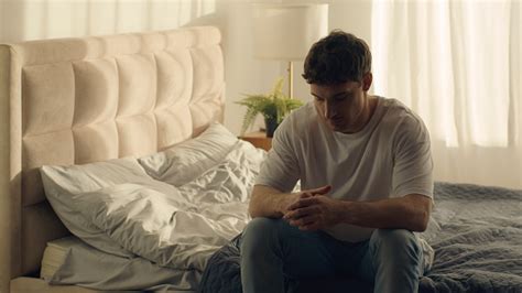 백인 남자 침대에 앉아 머리를 들고 비탄 고통 위기 이별 피로 두통 소진 침실 남자 남성 정서적 스트레스 피곤한 피로 비탄 불안 혼란스러운 문제 과로 손실 걱정하는에 대한