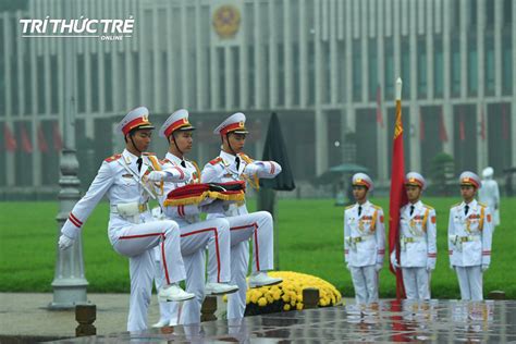 ẢNH Lễ thượng cờ rủ Quốc tang cố Chủ tịch nước Lê Đức Anh trong mưa