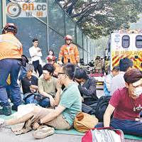 九巴撼拋錨垃圾車26人傷 太陽報