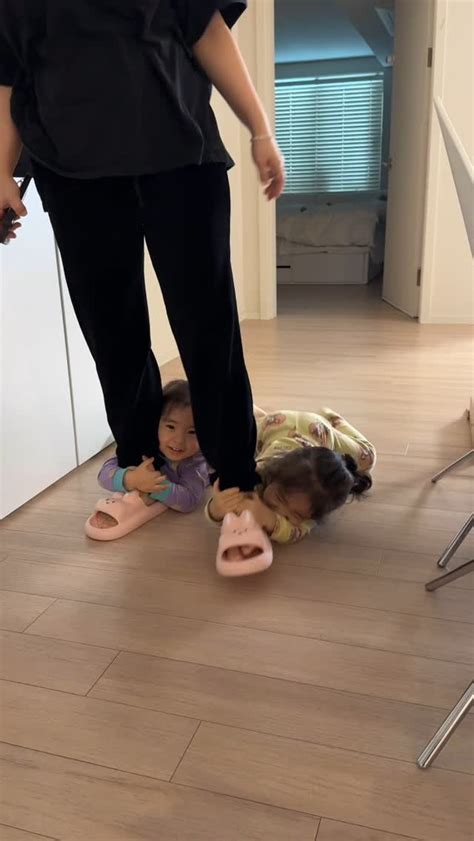 오범식 『둥이아빠』 수아수지 667일♡ ⠀ 안아줘~안아줘~~이런 귀여운생명체 👩‍ ️‍💋‍👩 싸우지말고 사이좋게 지내줘🙏 ⠀ Instagram