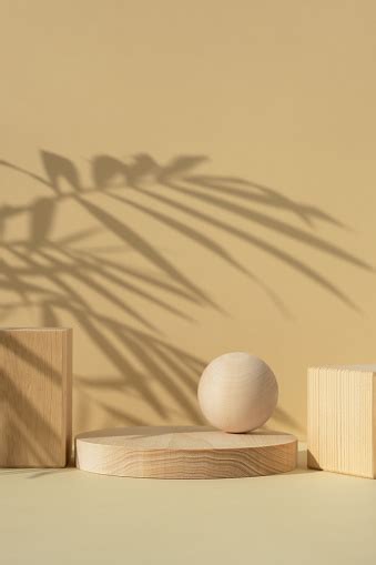 베이지색 배경에 열대 야자수 잎의 그림자가 있는 다양한 기하학적 모양의 나무 장면 제품 광고를위한 프리미엄 연단 쇼케이스 디스플레이 케이스 강단에 대한 스톡 사진 및 기타