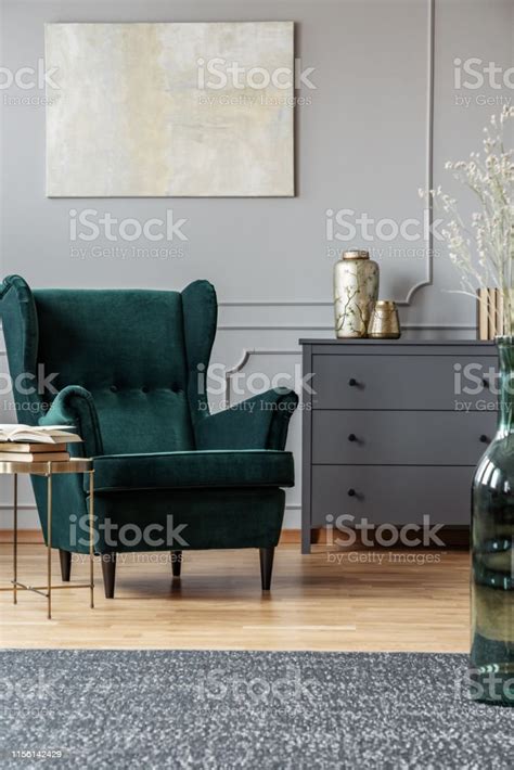 회색 디자인의 트렌디 한 거실 인테리어에 에메랄드 그린 안락 의자 옆에 세련된 커피 테이블 형판에 대한 스톡 사진 및 기타 이미지 형판 0명 가구 Istock