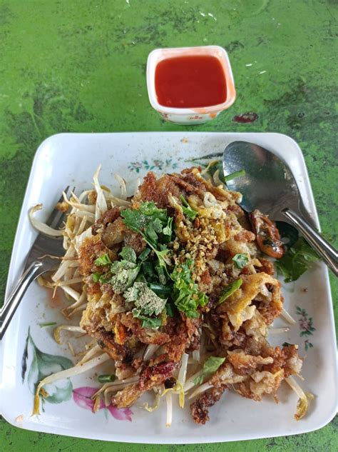 หอยทอดแบบกรอบ ร้าน เจ๊น้อยหอยทอด ท่าฉลอม