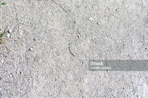 건조한 화창한 여름날에 공원의 길에 있는 작은 모래와 자갈 0명에 대한 스톡 사진 및 기타 이미지 0명 건조한 낮 Istock