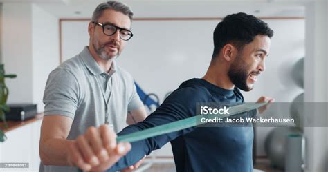 물리 치료 저항 밴드 및 재활 컨설팅 또는 스트레칭을 위해 클리닉에서 남성과 운동 선수와 함께 건강 관리 치유 조언 또는 회복을 위해 사람들과 함께 지원 의료 및 근육 25