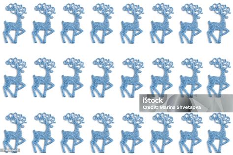 새해 개념 흰색 배경에 파란색 사슴 색상의 형태로 크리스마스 장난감의 패턴 상단 보기 평면 레이아웃 0명에 대한 스톡 사진 및 기타 이미지 Istock