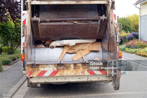 주거 지역의 아스팔트 도로에 쓰레기 컨테이너 쓰레기 트럭 공동 부피가 큰 폐기물에 대한 혼합 폐기물의 분쇄를위한 분쇄기로 재료