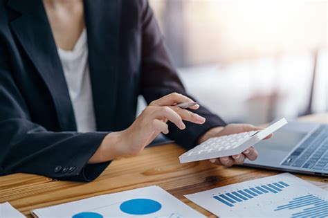 계산기를 사용하여 회사 재정과 수입 및 예산을 확인하기 위해 사업가 손을 클로즈업합니다 월간 비용을 계산하고 예산 서류 대출 서류 송장을 관리하는 비즈니스 여성