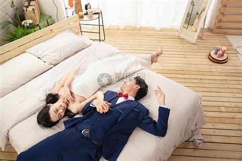 新婚夫妇在卧室里共享甜蜜时光高清图片下载 正版图片507655120 摄图网