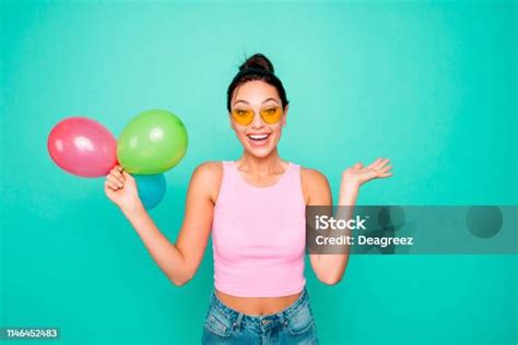 클로즈업 사진 아름 다운 펑키 헤어스타일 그녀는 그녀의 여자 홀드 손 팔 3 공기 풍선 생일 축 하 베스트 프렌드 선물 착용 사양 캐주얼 탱크 탑 고립 된 밝은 청록 청록색