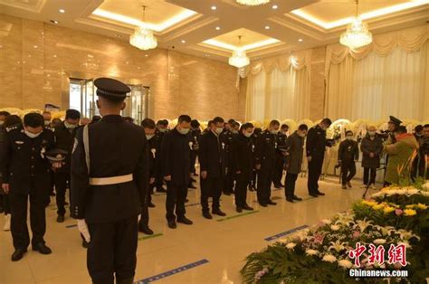 四川绵竹为跳水救人殉职辅警举行悼念仪式新浪图片