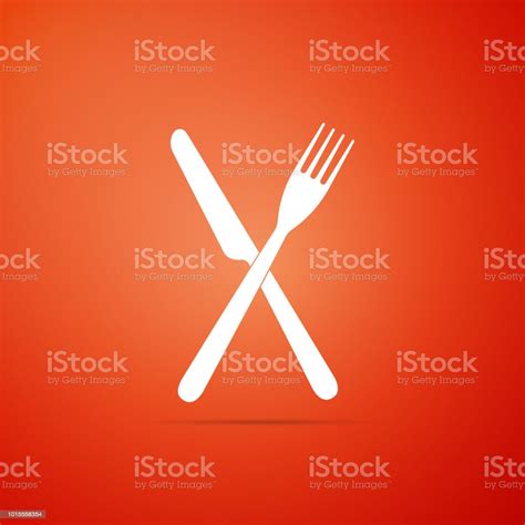오렌지 배경에 고립 된 포크와 나이프 아이콘을 넘어 레스토랑 아이콘입니다 평면 디자인입니다 벡터 일러스트 레이 션 강철에 대한 스톡 벡터 아트 및 기타 이미지 Istock