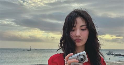 나나 짙은 이목구비 빨간 시스루 룩…강렬함 그 자체