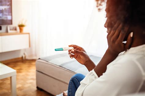 임신 테스트 키트에서 예기치 않은 결과를 얻는 실망 한 여성 걱정하는에 대한 스톡 사진 및 기타 이미지 걱정하는 여자