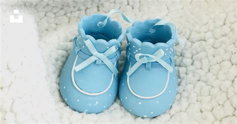 빨간색과 흰색 물방울 무늬 플립 플롭 흰색 직물 사진 Unsplash의 무료 파랑 이미지