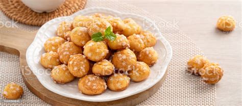 맛있는 프랑스 Chouquette Choux 패스트리 디저트 진주 설탕 퍼프 나무 테이블 배경에 0명에 대한 스톡 사진 및 기타 이미지 Istock