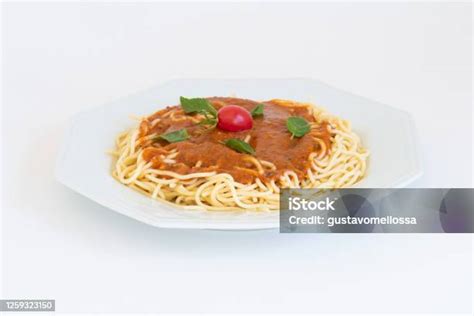 흰색 접시에 토마토 소스를 곁들인 파스타 스파게티 복사 공간을 복사합니다 흰색 배경입니다 0명에 대한 스톡 사진 및 기타 이미지 Istock