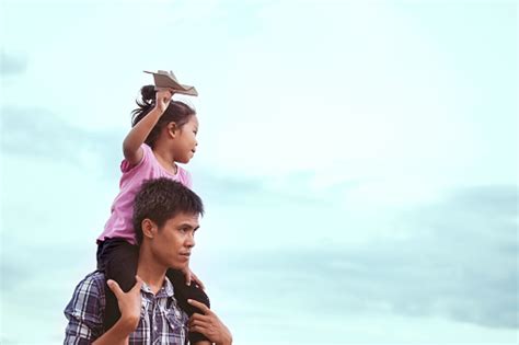 아시아 소녀는 아버지의 어깨에 타고 노는 장난감 종이 비행기 2명에 대한 스톡 사진 및 기타 이미지 2명 공원 귀여운 Istock