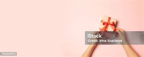 텍스트 탑 뷰를 위한 장소와 함께 깜짝 선물로 크래프트 종이 선물 상자를 들고 있는 손 갈색에 대한 스톡 사진 및 기타 이미지