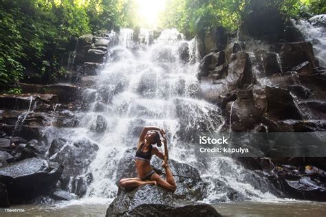 인도네시아 발리의 폭포 근처에서 요가를 연습하는 여성 균형에 대한 스톡 사진 및 기타 이미지 균형 마음 챙김 명상하기 Istock