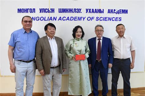 ШИНЖЛЭХ УХААНЫ ДОКТОР ын дипломоо гардан авсан МОНГОЛ УЛСЫН ГАВЬЯАТ БАГШ ОУЭЗБИС ийн зөвлөх