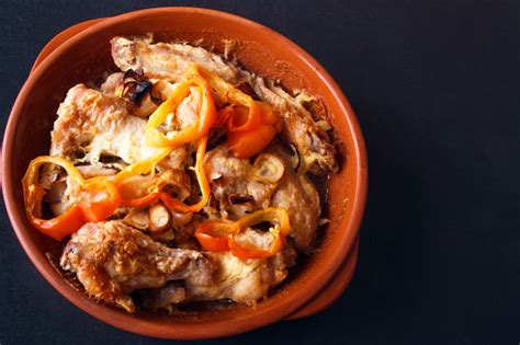 닭 날개는 달콤한 고추와 양파 검은 배경에 오븐에 구운 최고의 볼 수 있습니다 공간 복사 0명에 대한 스톡 사진 및 기타 이미지