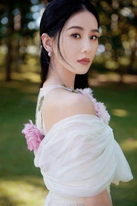 組圖：劉詩詩最新寫真大片釋出 素雅白裙秀肩頸線條氣質溫柔 新浪香港