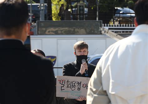 1회용컵 보증금제 시행 촉구하는 줄리안 퀸타르트 민중의소리