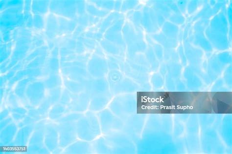 흐릿한 투명한 파란색의 맑고 잔잔한 물 표면 질감과 스플래시 및 거품 트렌디 한 추상적 인 자연 배경 햇빛 속의 물파 물 배경 0명에 대한 스톡 사진 및 기타 이미지