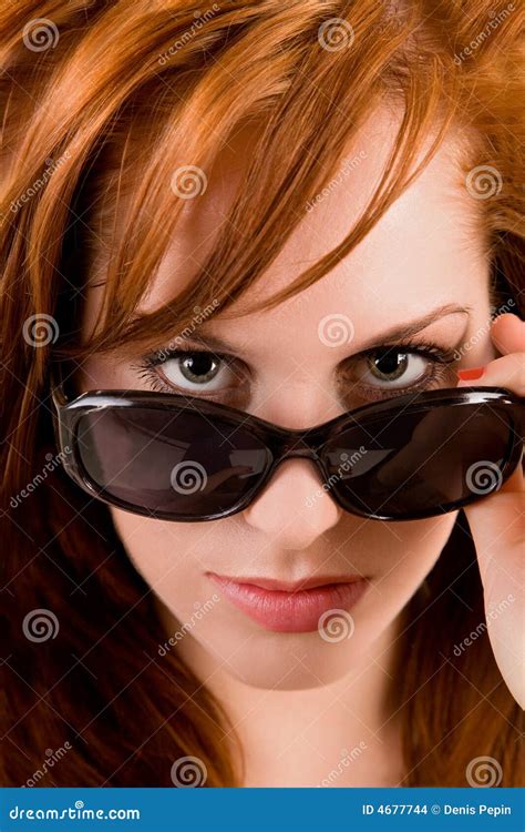 Mooie Roodharige Dame Looking Over Zonnebril Stock Foto Image Of Glamour Manier