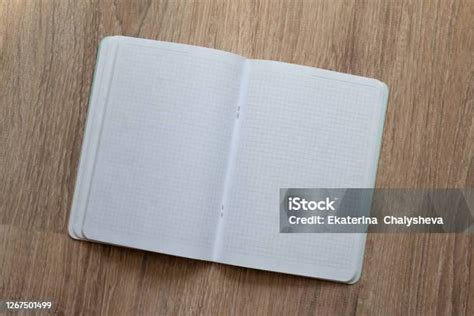 나무 배경에 고립 된 빈 텍스트 책 계획 메모 또는 일기 자기 개발 개념템플릿 0명에 대한 스톡 사진 및 기타 이미지 0명 가정 생활 가정의 방 Istock