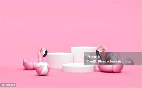 핑크 플라밍고 플로트 열대 조류 모양풍선 수영장 링 파스텔 핑크 배경 3d 렌더링에 3 개의 흰색 연단 디스플레이 스탠드 3d 일러스트 여름과 여행 최소한의 개념 분홍색